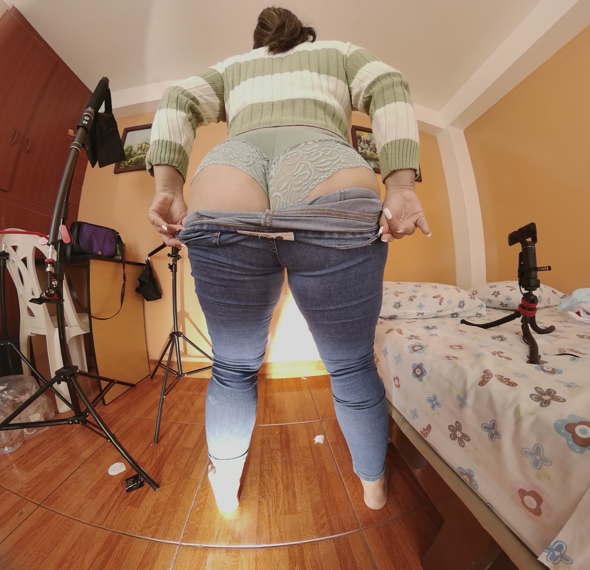 Mommy Cake Ass Explosion – Voluptuous BBW Dances and Shakes it - VR Porn Video - VRPorn.com